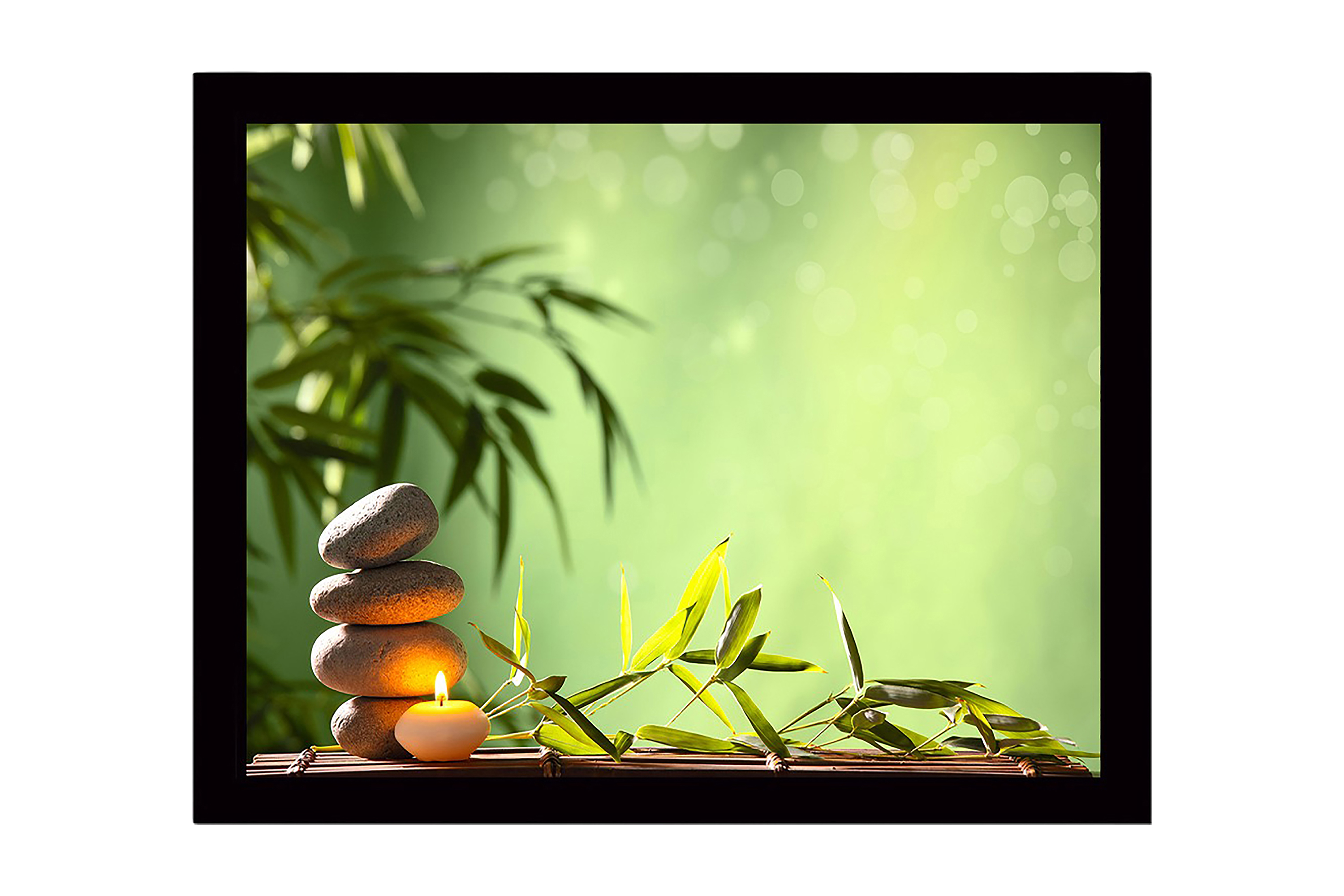 Inramad Canvastavla i trä - 41x56 cm - Stenstack med ett ljus omgiven av bambu och gröna nyanser ...