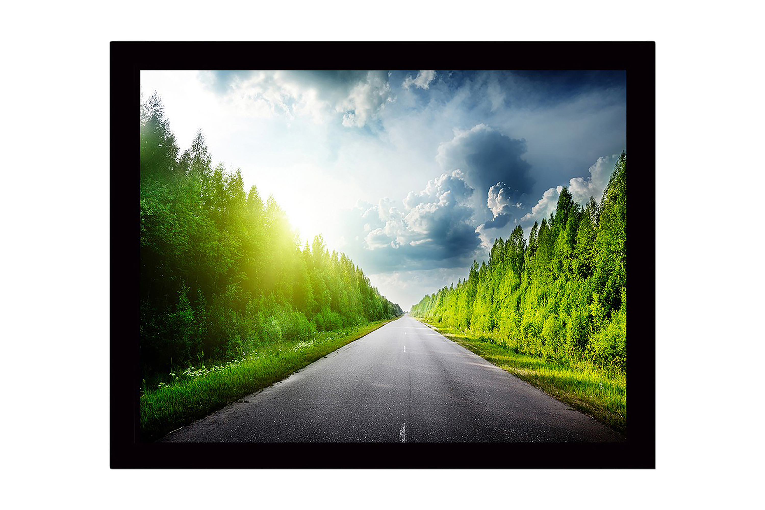 Inramad Canvastavla i trä - 41x56 cm - Vacker landsväg omgiven av grönskande träd och en ljus ...